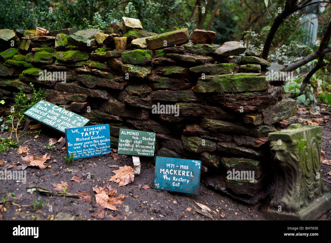 Animal grave hi-res stock photography and images - Alamy