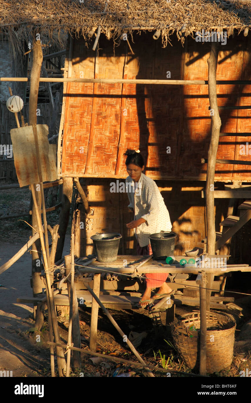 House poor woman hi-res stock photography and images - Alamy