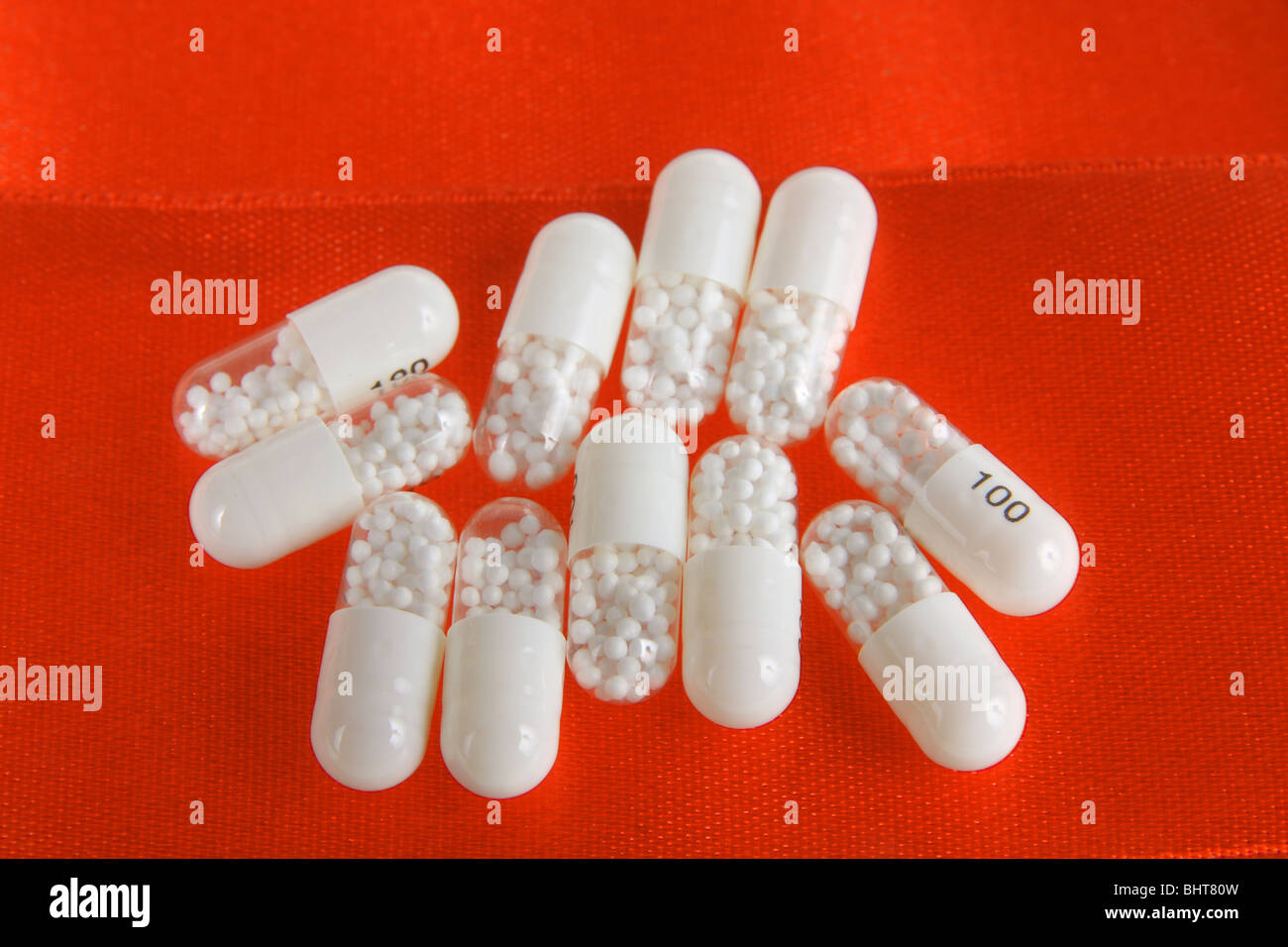 White capsule hi-res stock photography and images - Alamy