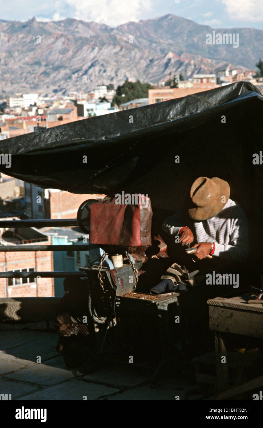 BOLIVIA STREET TRADER MENDING SHOES IN LA PAZ Stock Photo - Alamy