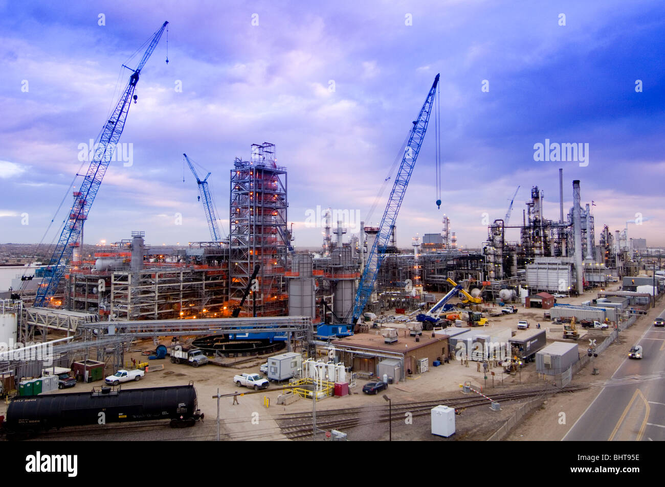 Refinery construction hi-res stock photography and images - Alamy