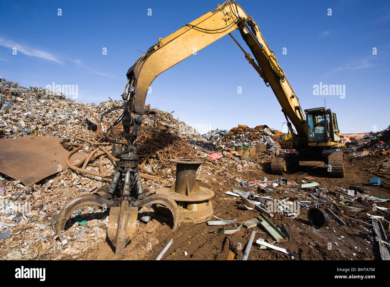 Scrap yard claw hi-res stock photography and images - Alamy