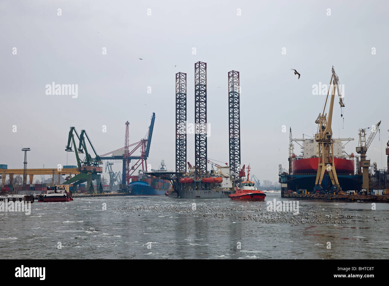 Towing platform in port Stock Photo - Alamy