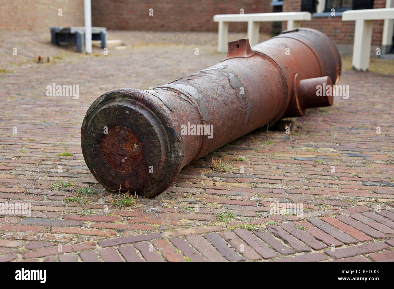 Old rusted cannon hi-res stock photography and images - Alamy