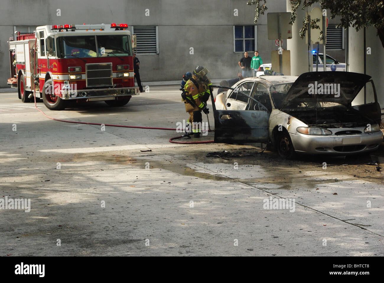 Car burning hi-res stock photography and images - Alamy