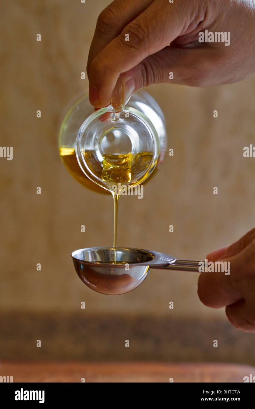 Pouring measuring healthy extra virgin hi-res stock photography and ...