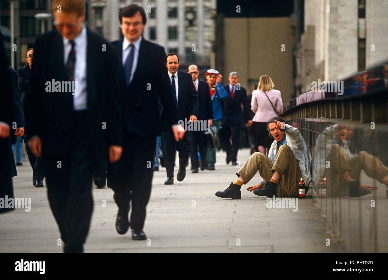 Suited commuters begin their homeward journeys across London Bridge ...