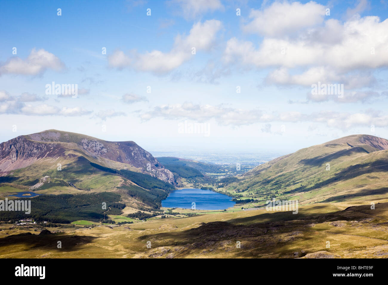 Distant view to Llyn Cwellyn reservoir and Mynydd Mawr in Snowdonia ...