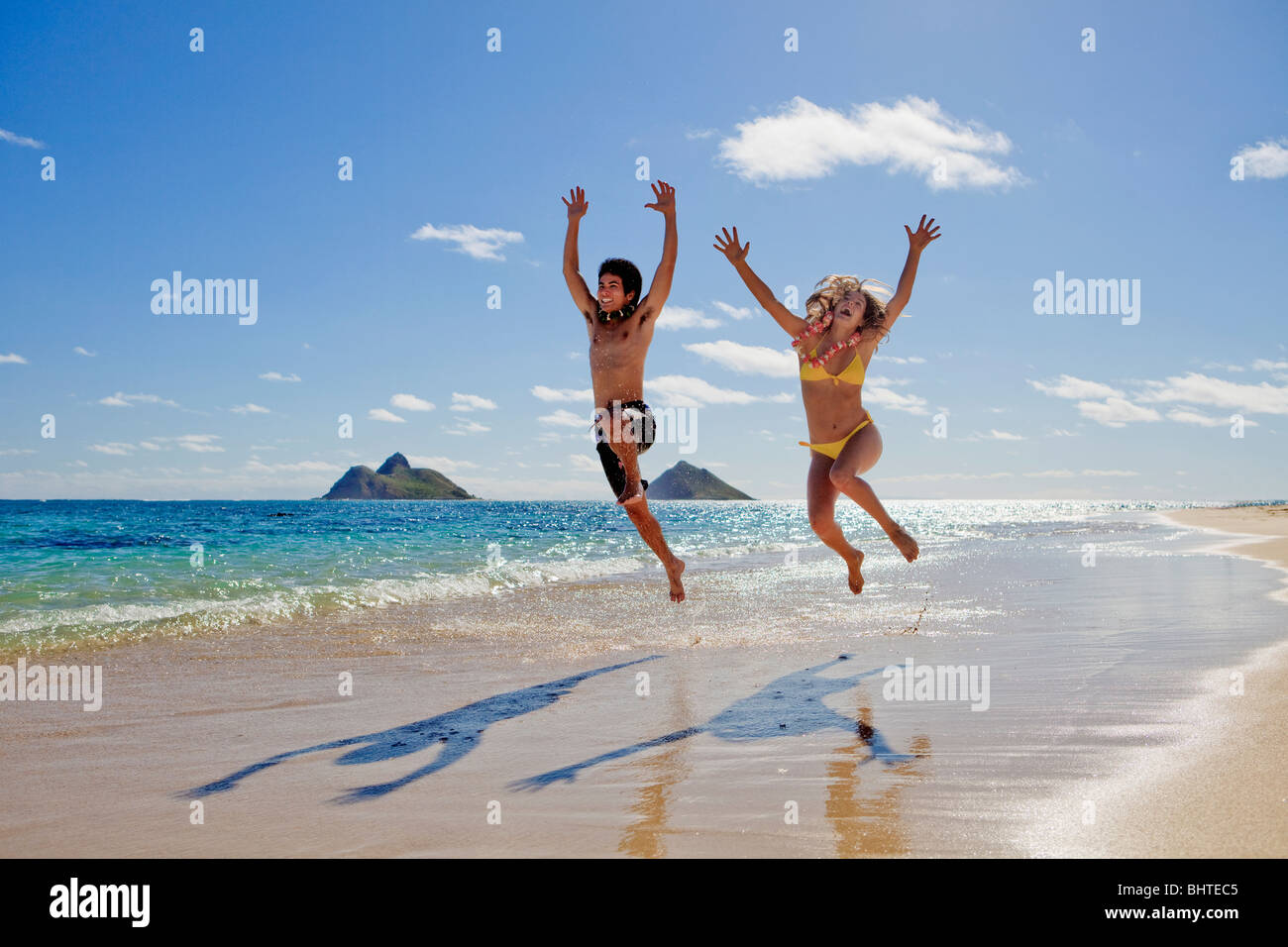 Hawaii couple running on beach hi-res stock photography and images - Alamy