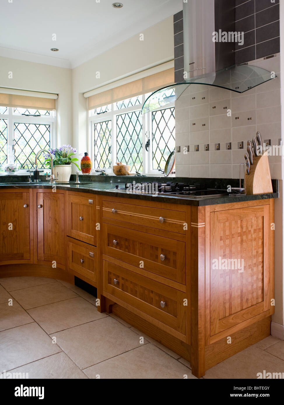 Traditional cottage kitchen with fitted wood units Stock Photo - Alamy