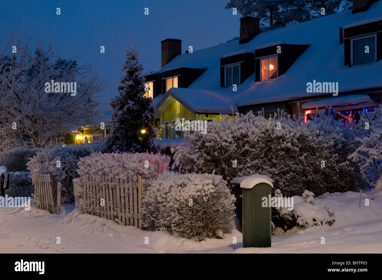 Night in the suburb. Winter, snow and cold Stock Photo - Alamy