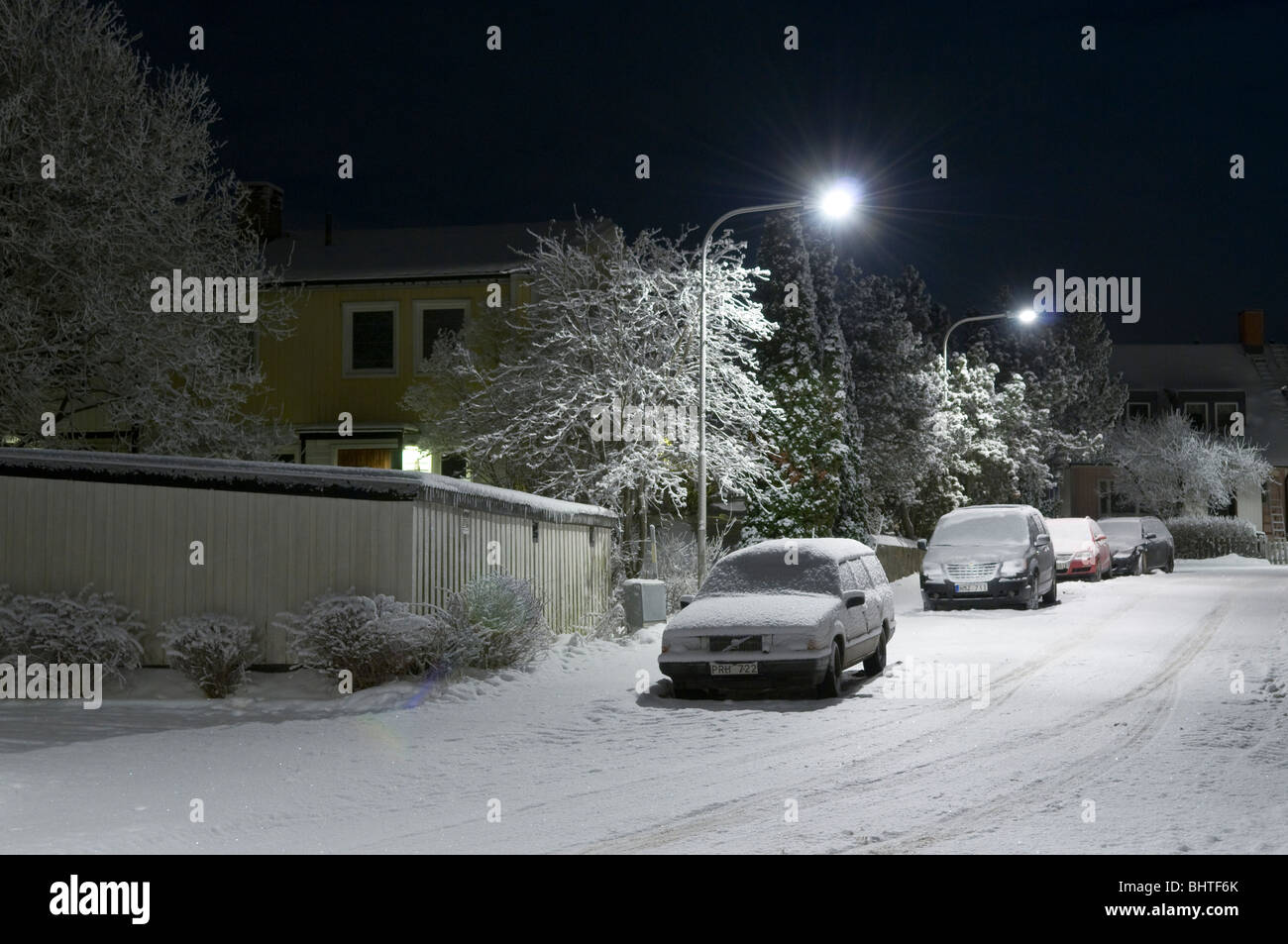 Night in the suburb. Winter, snow and cold Stock Photo - Alamy