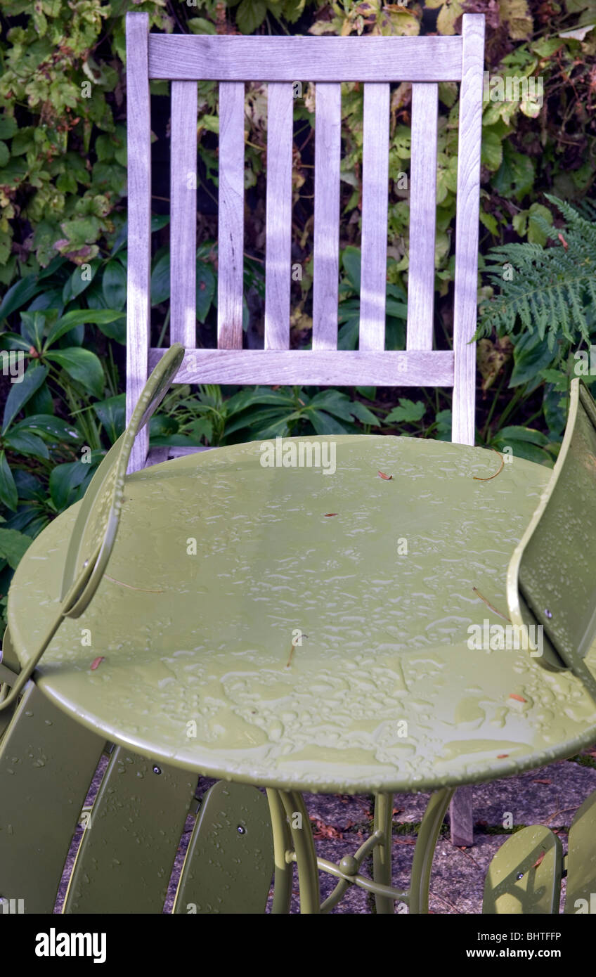 Summer table and chairs in the rain Stock Photo - Alamy