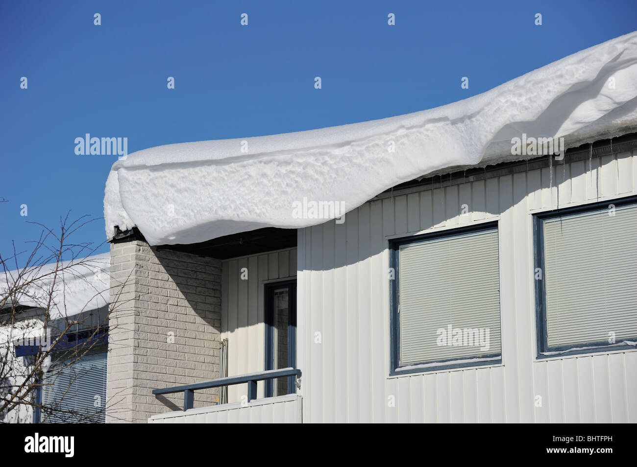 Snow cornice on a roof top Stock Photo - Alamy