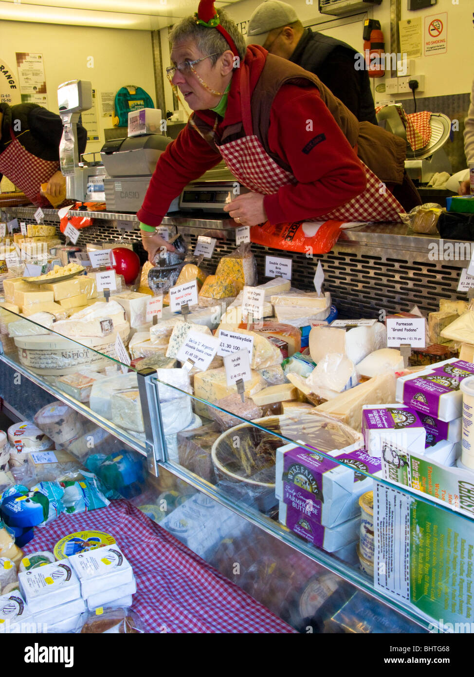 English market cheese stall hi-res stock photography and images - Alamy
