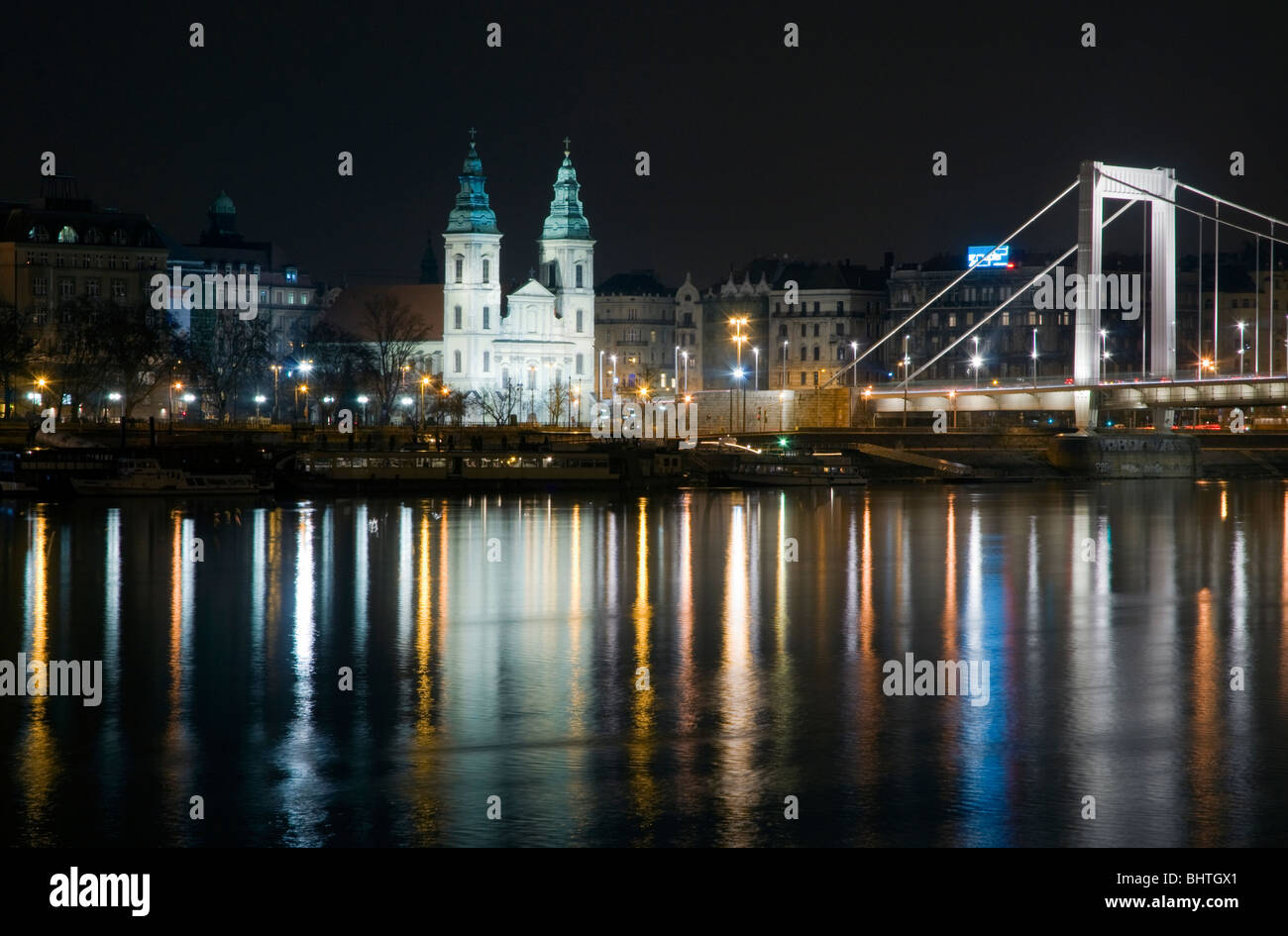 The inner city parish church and Elizabeth Bridge in Budapest at night ...