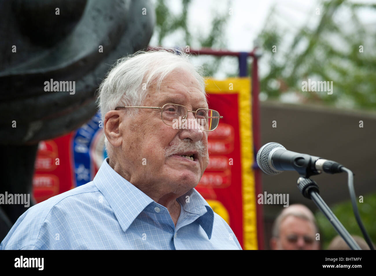 International Brigade Commemoration. Veteran Sam Lesser who fought in ...