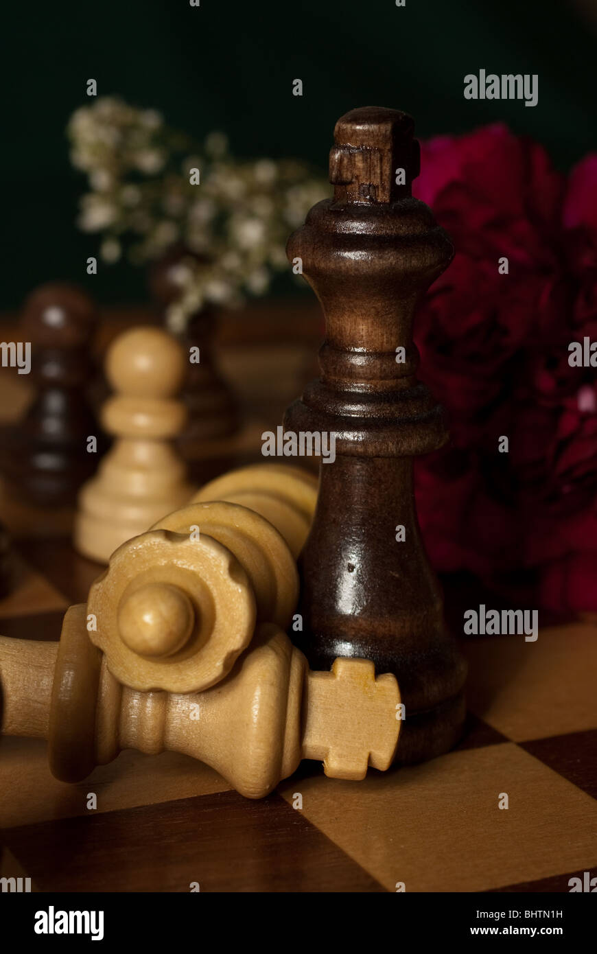 Fallen chess pieces Stock Photo - Alamy