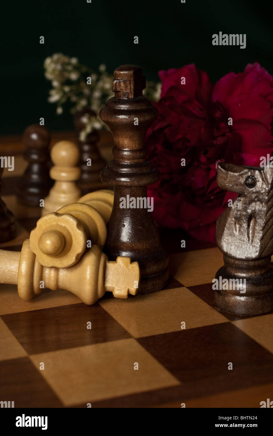 Fallen chess pieces Stock Photo - Alamy