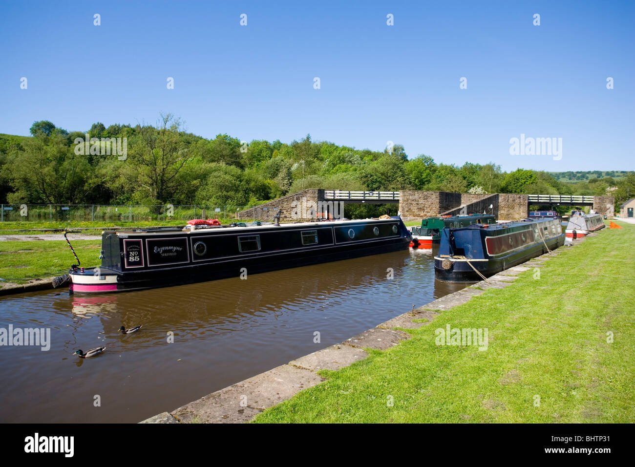Narrow boats in canal basin hi-res stock photography and images - Alamy