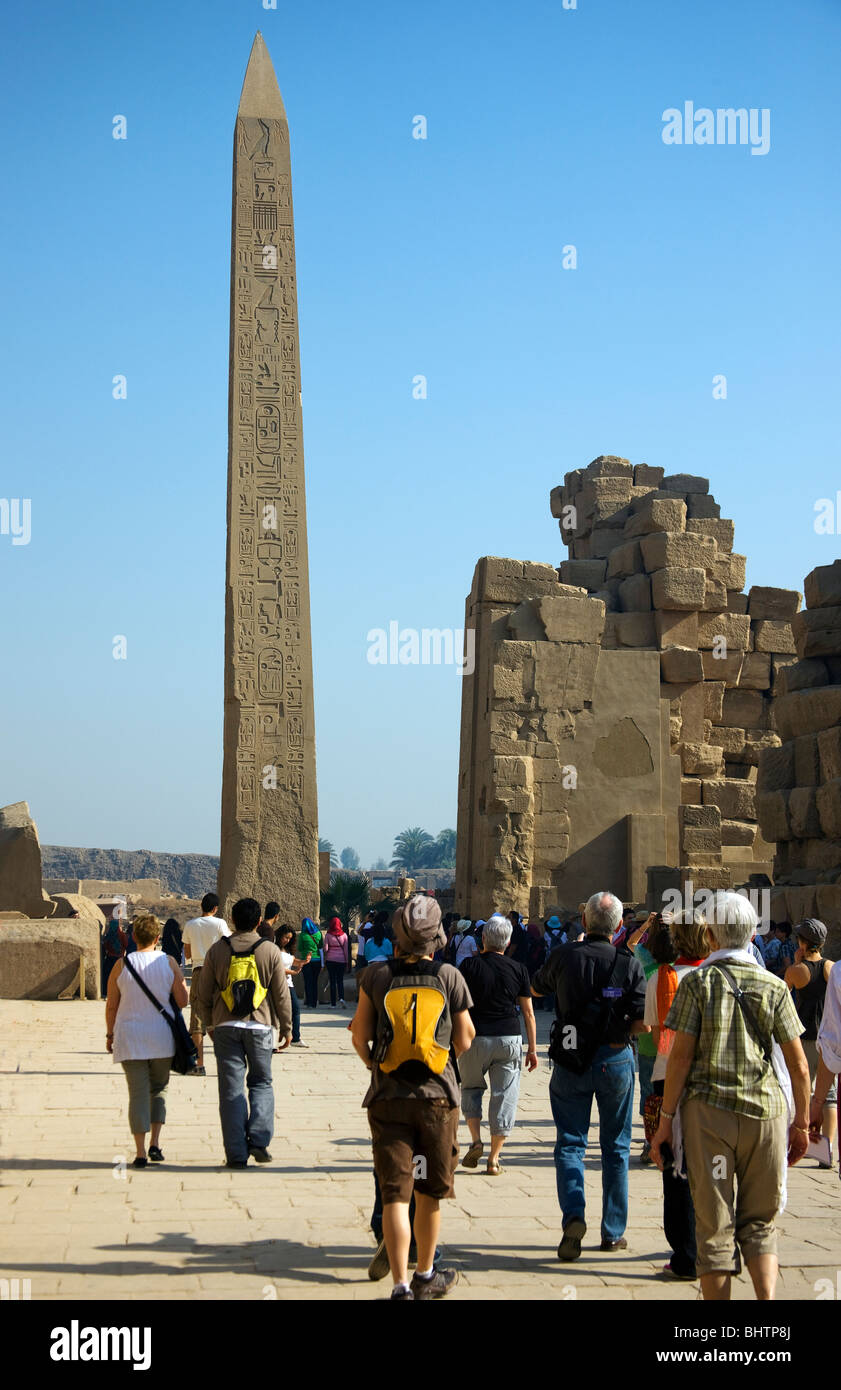 Tourist heading towards the Obelisk at Karnak Temple Stock Photo - Alamy