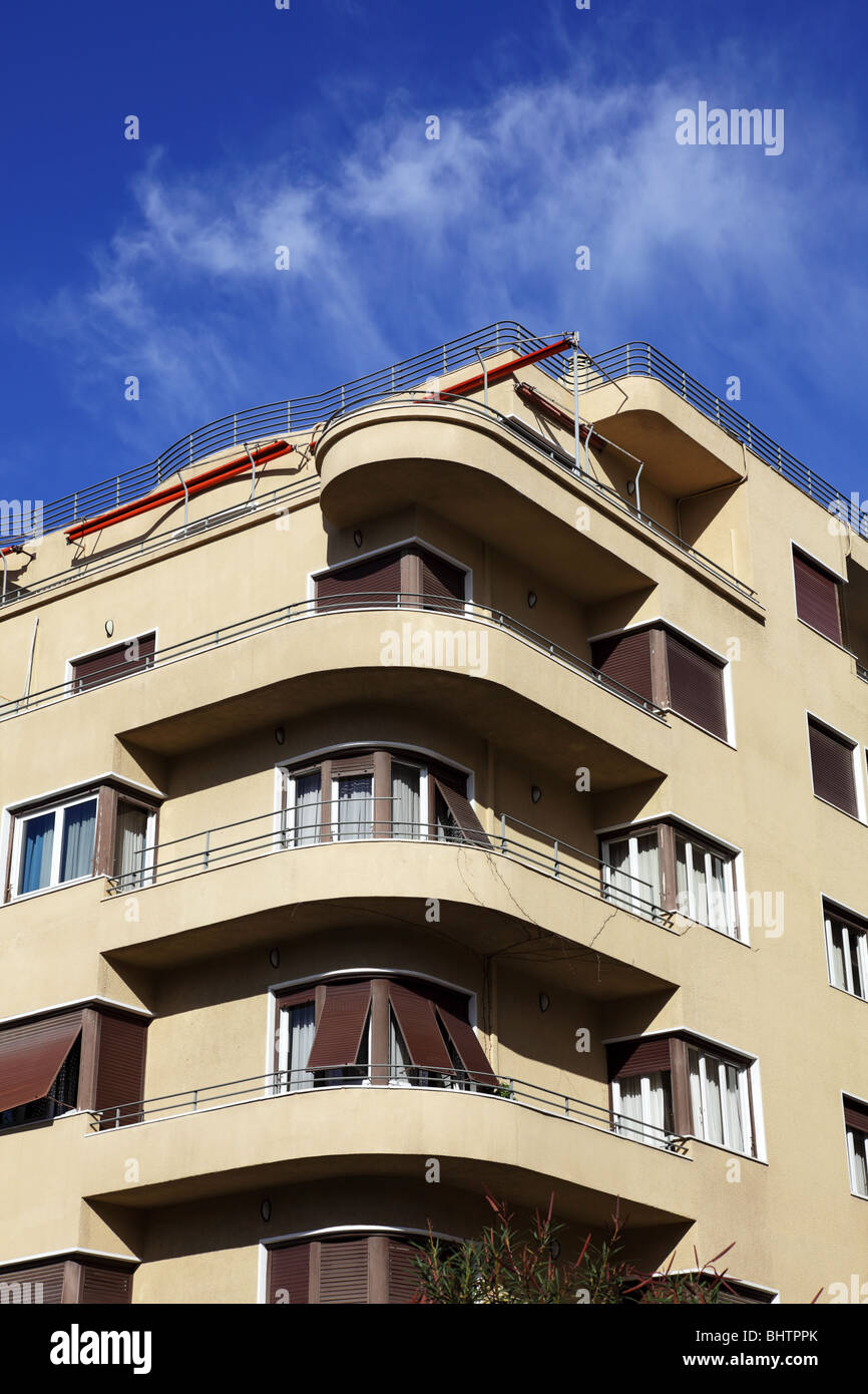 Exterior apartment building hi-res stock photography and images - Alamy