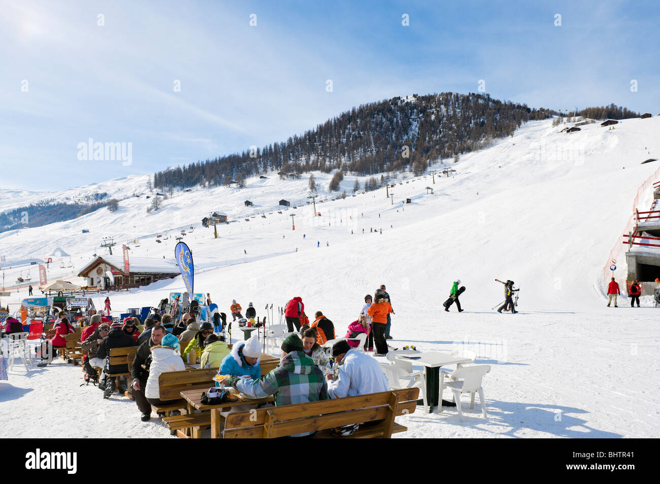 Busy tourist restaurant café hi-res stock photography and images - Alamy
