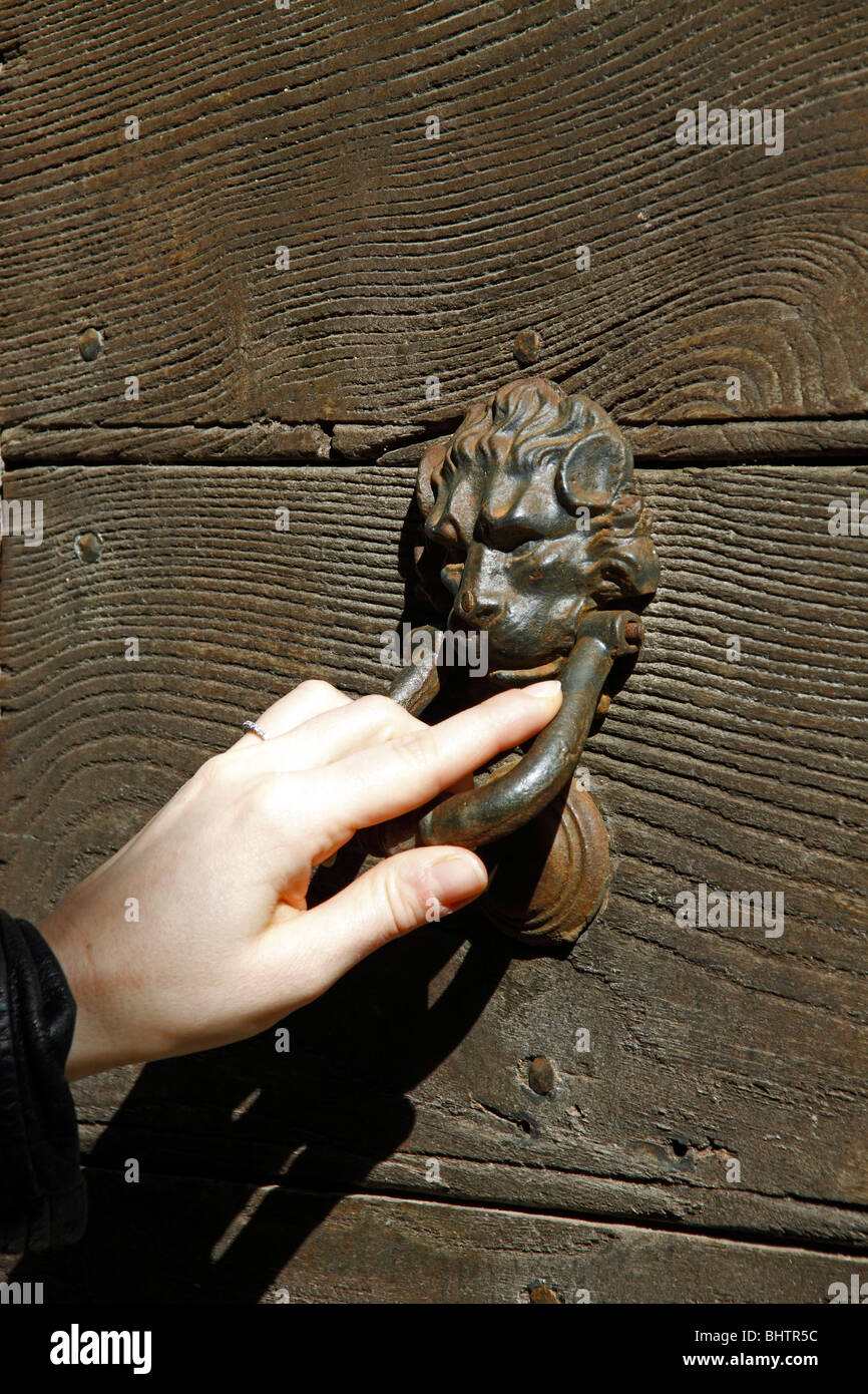 hand knocking on door Stock Photo - Alamy