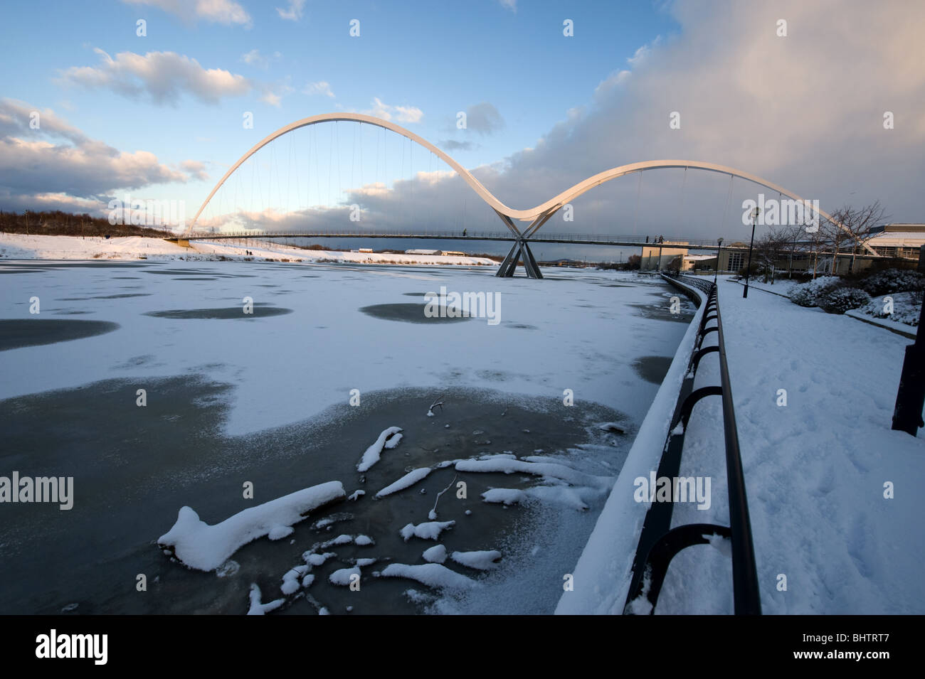 Infinity bridge river hi-res stock photography and images - Alamy