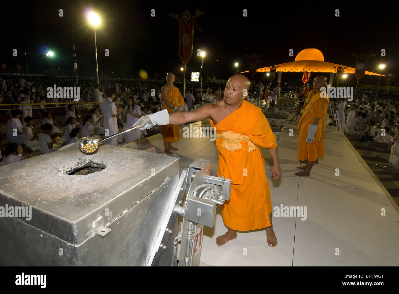 Wat Phra Dhammakaya. Pathum Thani. Bangkok. Thailand Stock Photo - Alamy