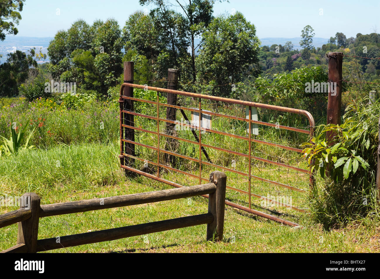 Farm gate gate post metal hi-res stock photography and images - Alamy