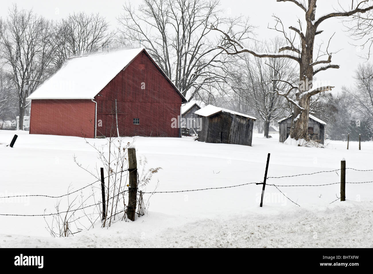Red barn in snow hi-res stock photography and images - Alamy