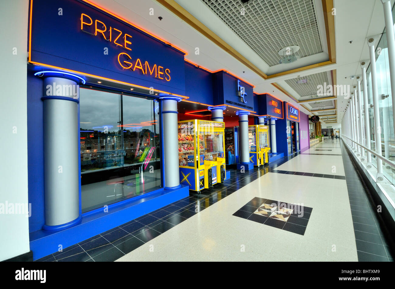 Arcade gaming centre hi-res stock photography and images - Alamy