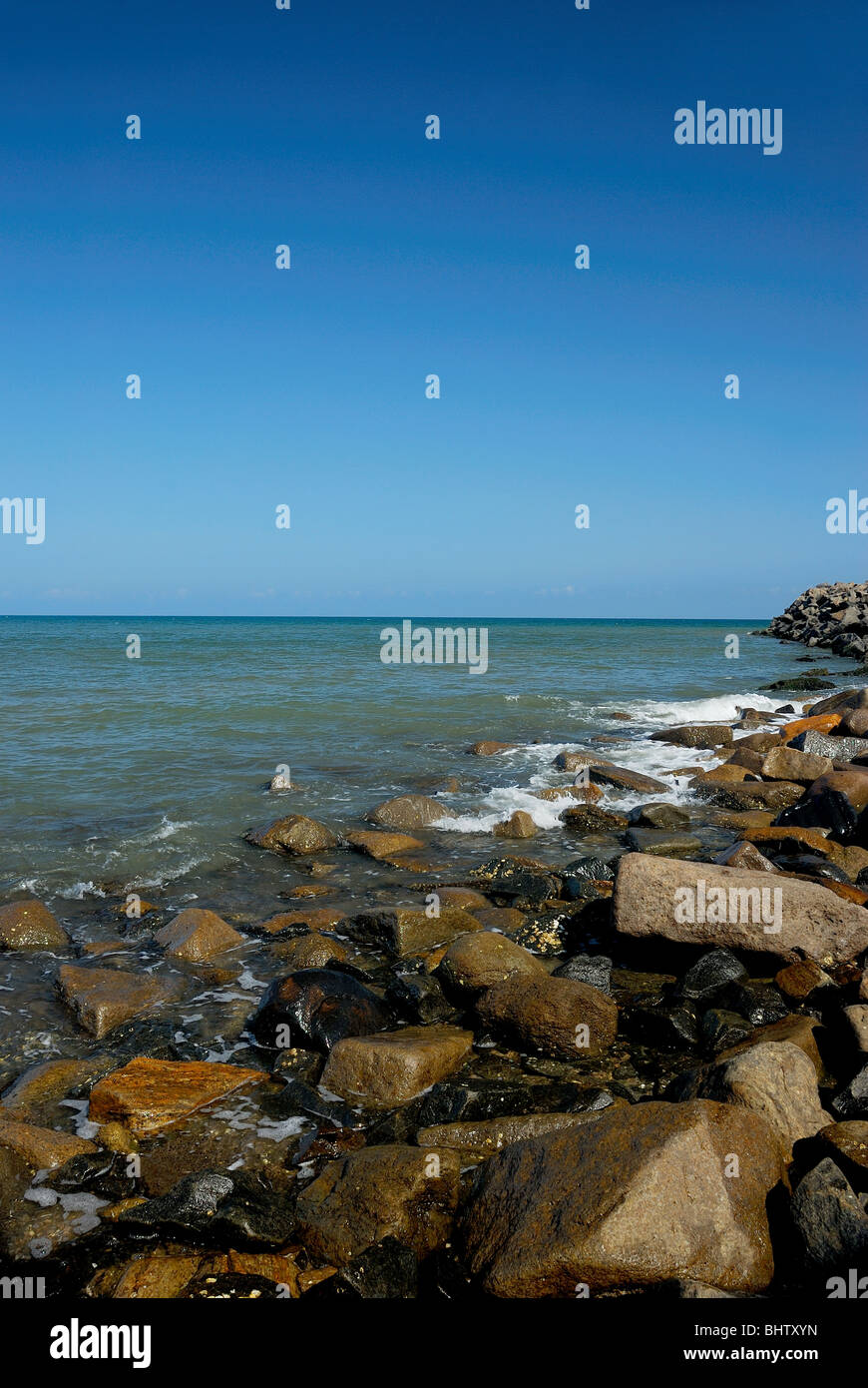 Scenic Beach of Bay of Bengal under blue sky Stock Photo - Alamy
