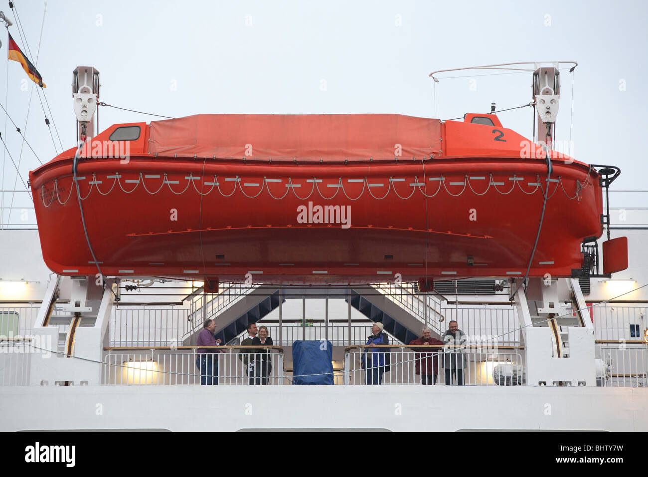 Lifeboat on a ship hi-res stock photography and images - Alamy