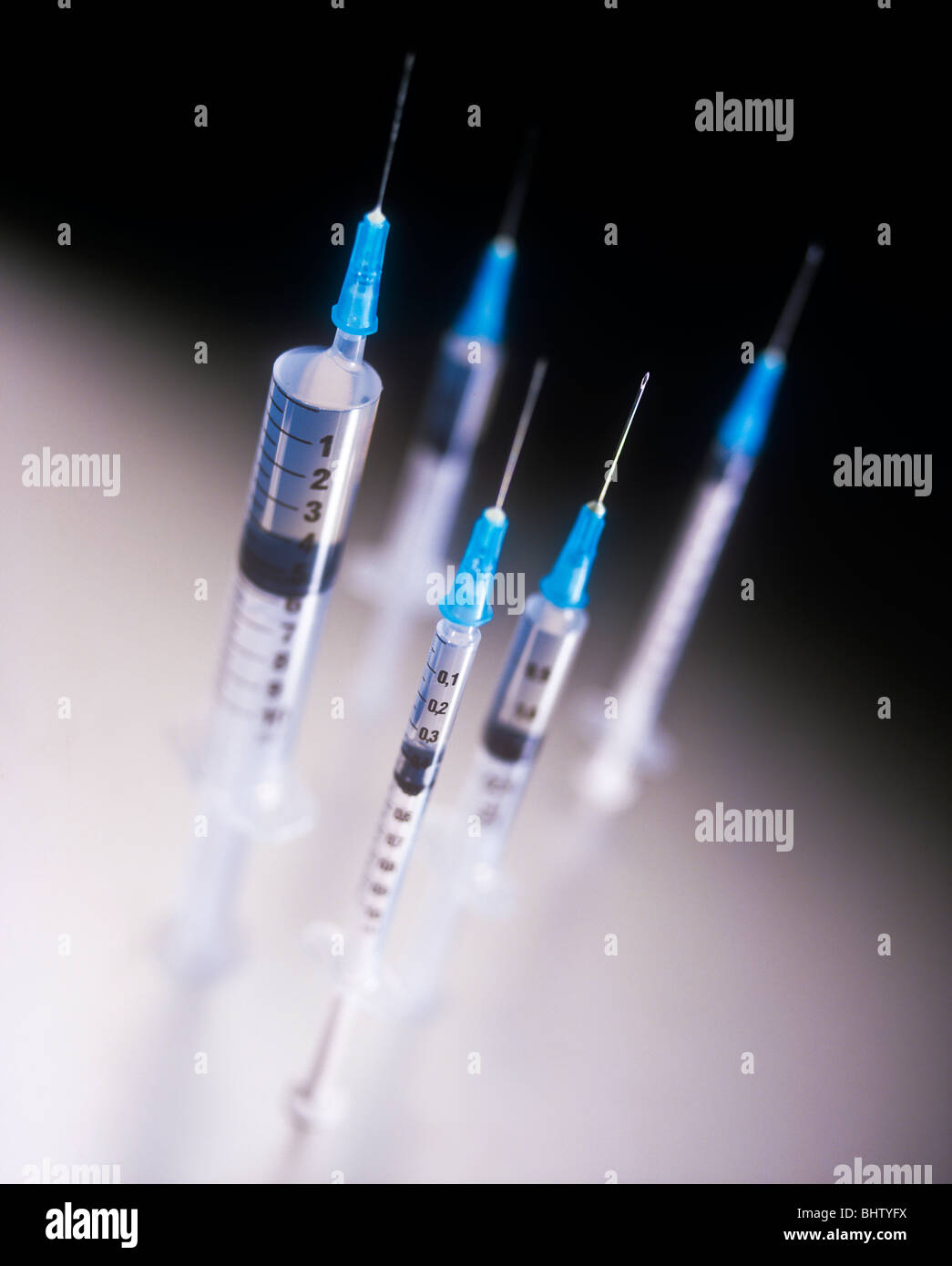 Syringes and needles with liquid Stock Photo - Alamy