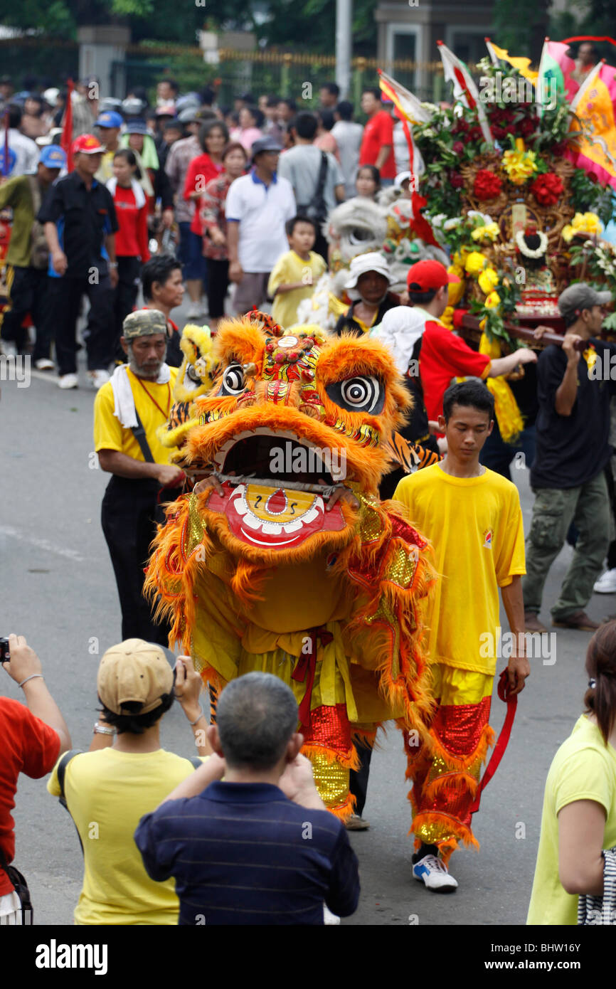 Yellow barongsai hi-res stock photography and images - Alamy