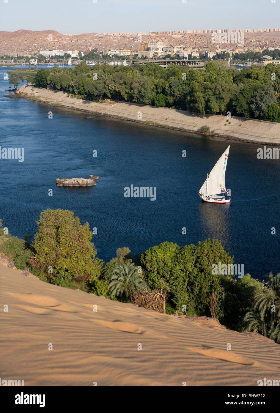 Feluccas sailing boats on nile river hi-res stock photography and ...