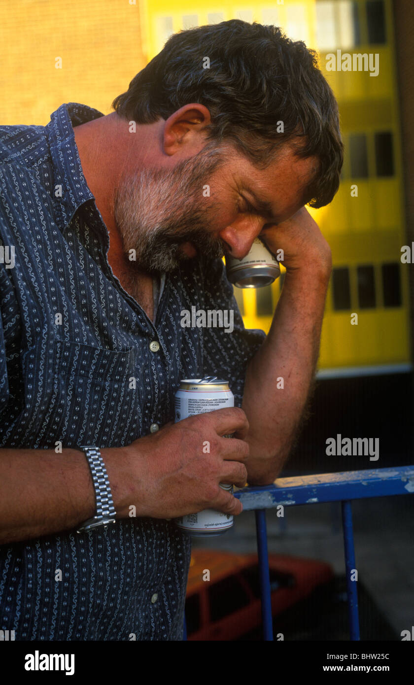 man drinking lager out of a tin outdoors Stock Photo - Alamy