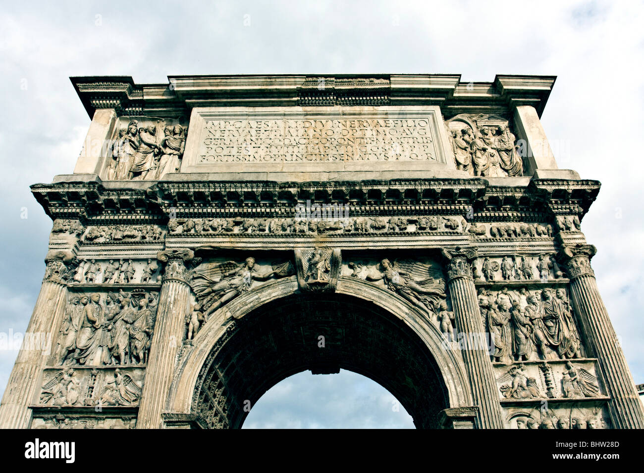 Triumphal Arch of Trajan, 114-117 a.C. Roman Buildings, Benevento ...