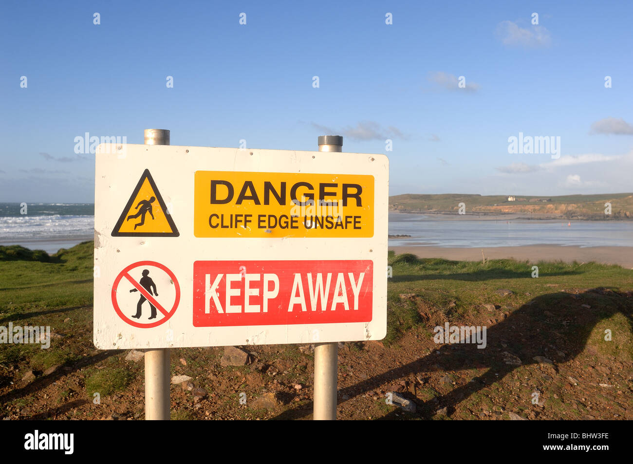 Unsafe cliff sign hi-res stock photography and images - Alamy