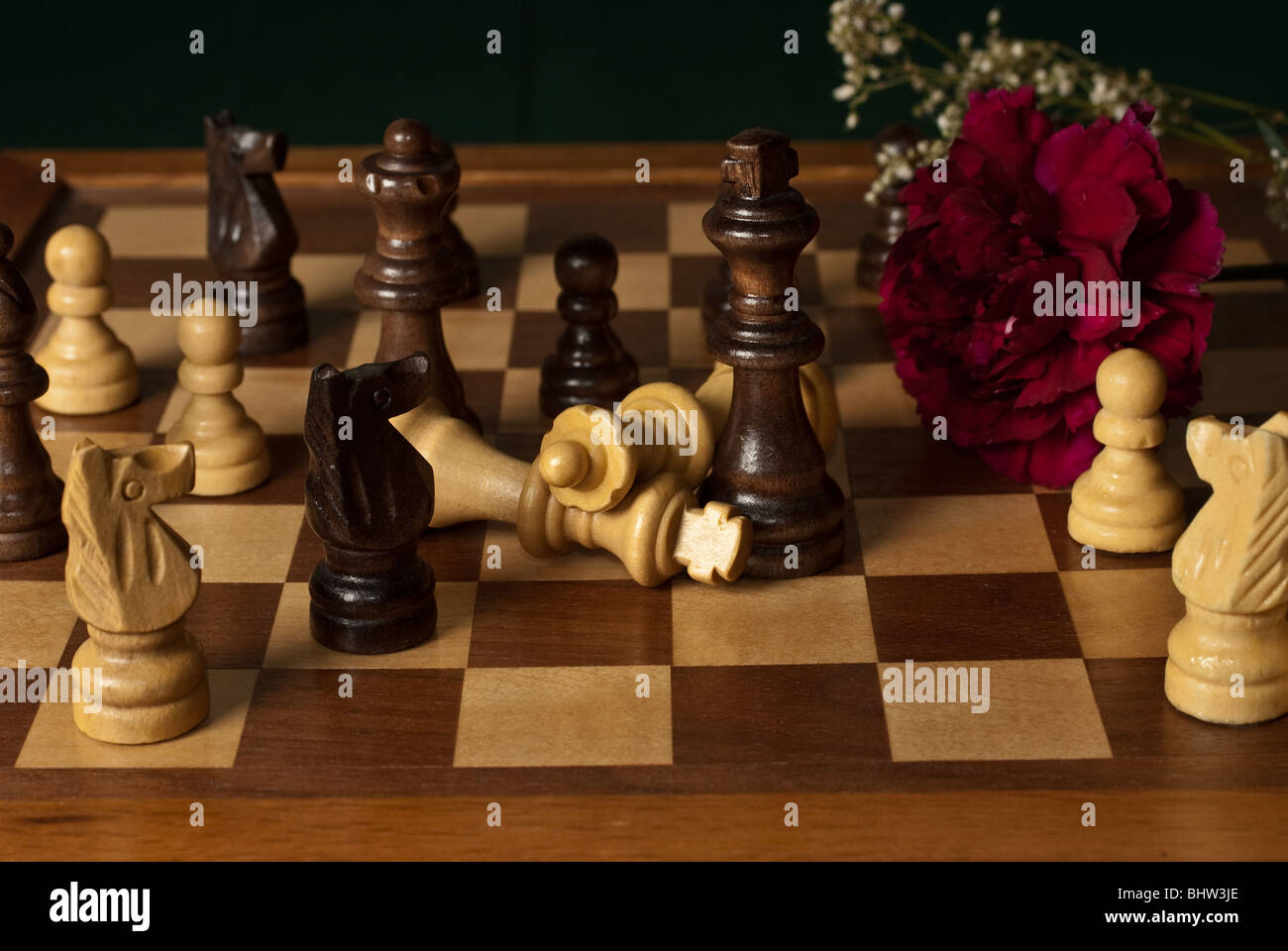 Fallen chess pieces Stock Photo - Alamy