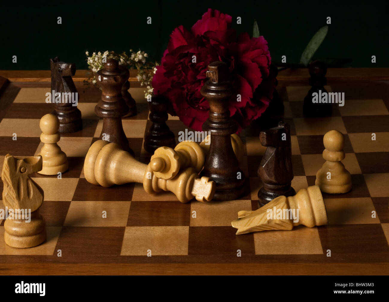 Fallen chess pieces Stock Photo - Alamy