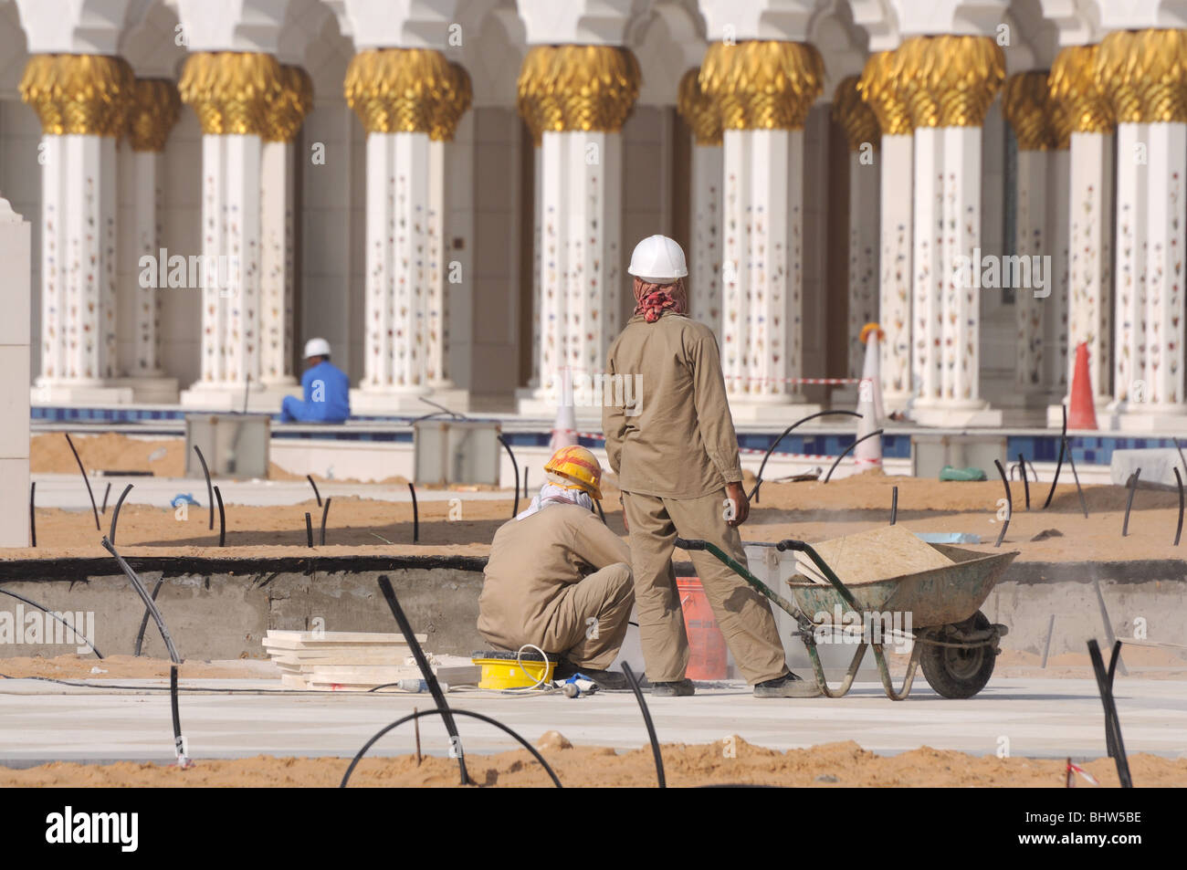 Abu dhabi construction workmen hi-res stock photography and images - Alamy