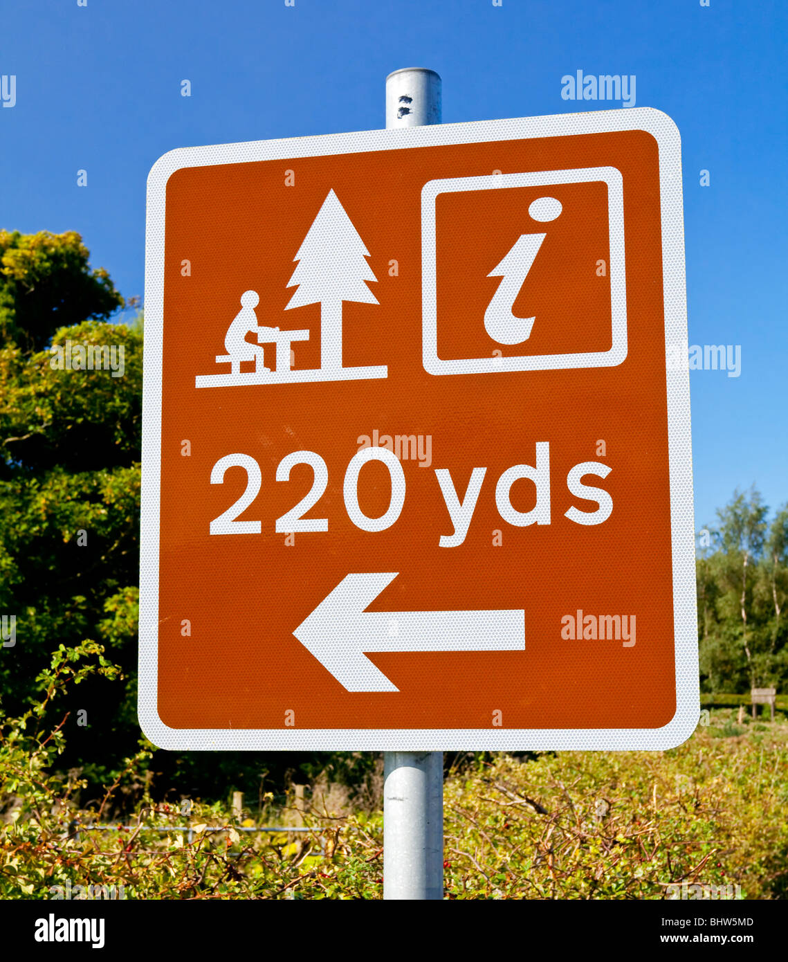 Brown road sign pointing to picnic area and tourist information point ...