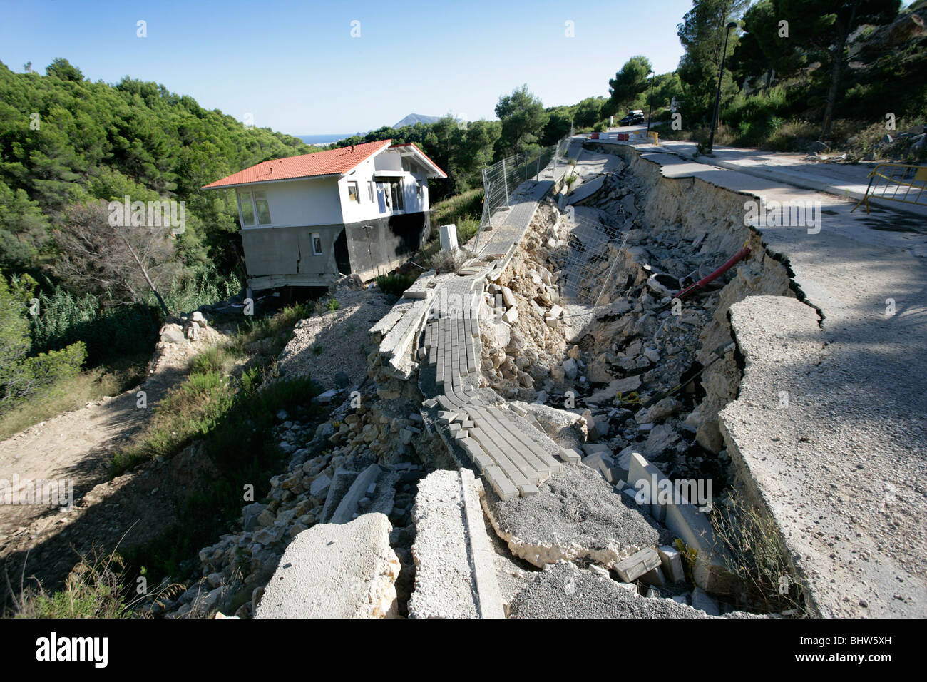 Landslide house hi-res stock photography and images - Alamy