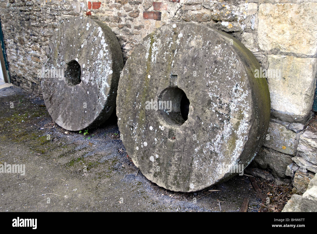 UK. MILLSTONE AT STOWFORD FARM IN WILTSHIRE, ENGLAND Stock Photo - Alamy