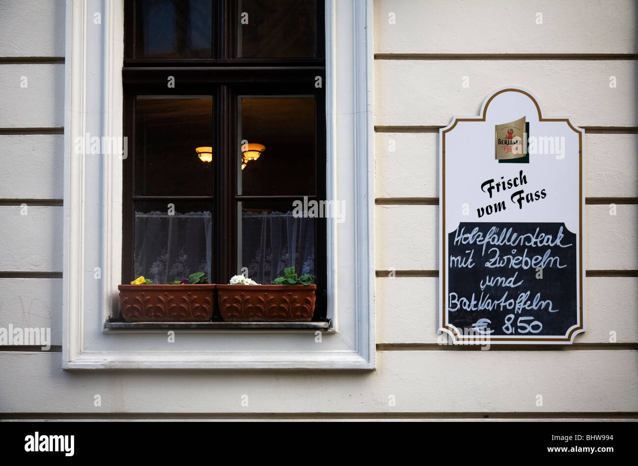 Pubs sign letters hi-res stock photography and images - Alamy