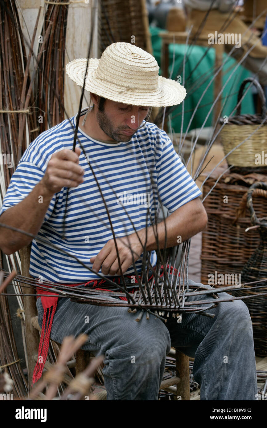 Weaving craft hi-res stock photography and images - Alamy