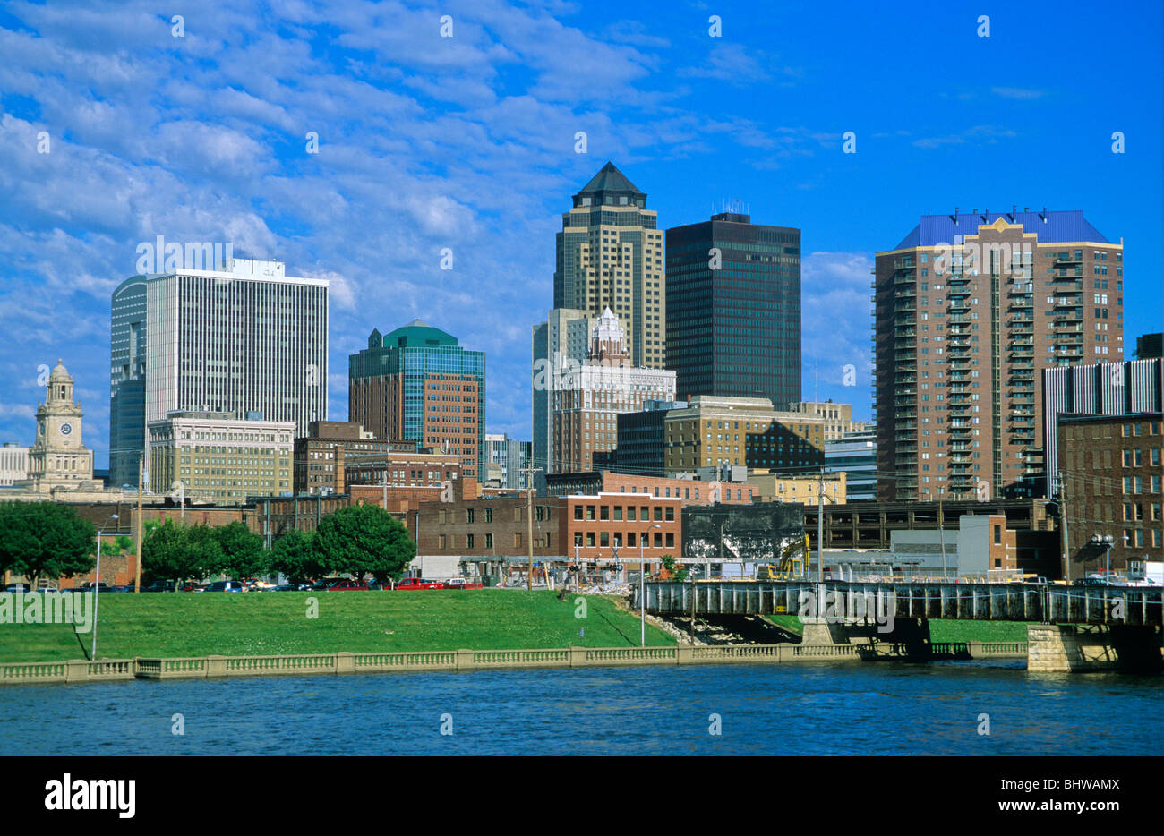 Iowa skyline city buildings high rise hi-res stock photography and ...